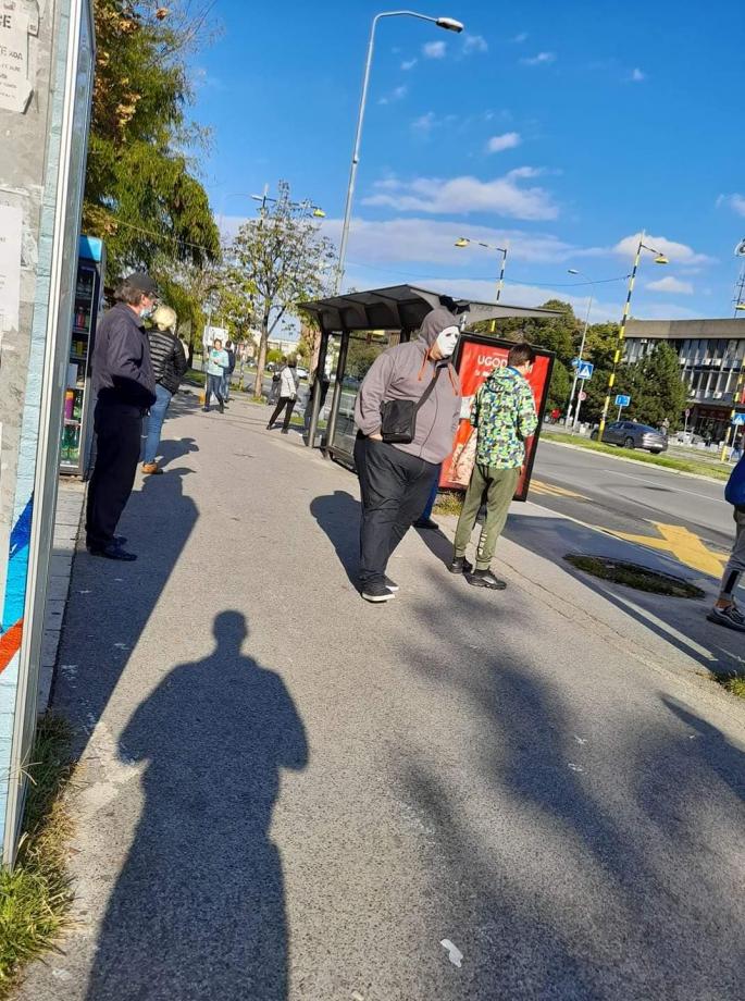 JEZIVO! Nepoznati muškarac sa maskom najpoznatijeg kultnog UBICE hara ...