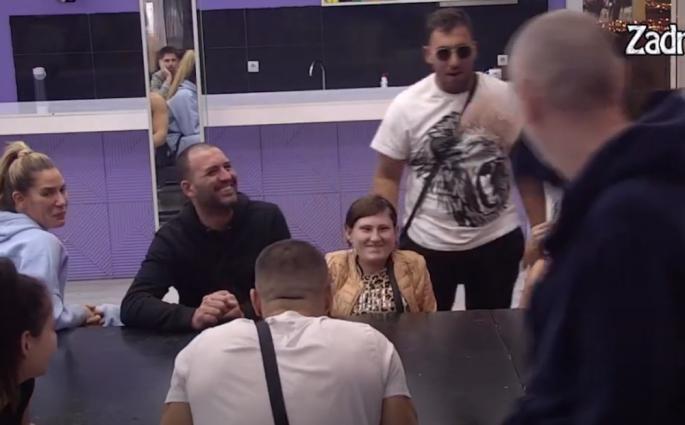 Divna DNK OMRSILA Žiku "harmoniku" Zadrugari popadali od smeha - Njoj ...