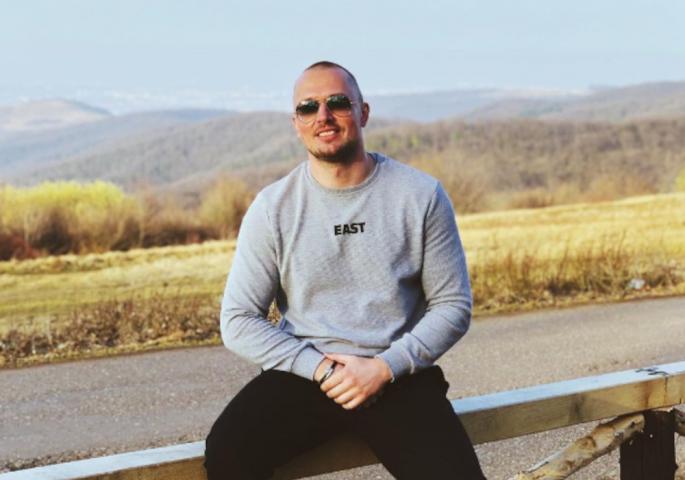 NIJE KRENUO SESTRINIM STOPAMA nego je našao posao koji ga VEZUJE ZA ...