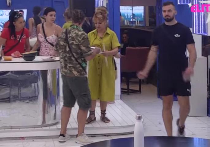 ČLANICI PRODUKCIJE POZLILO: Sačekao je jeziv prizor, nije mogla da ...