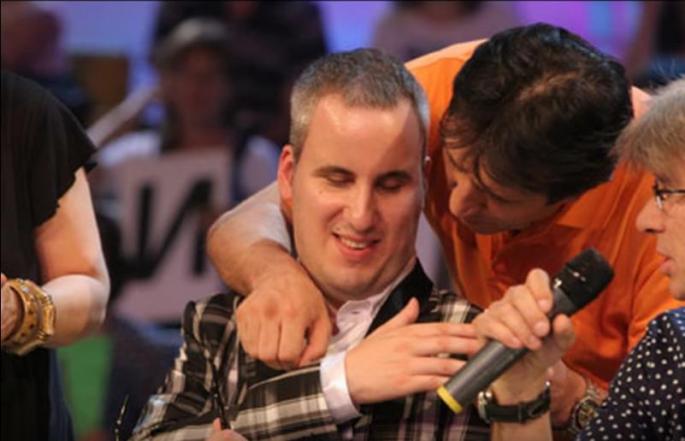 RETKA SLIKA! Ovako Saša Matić izgleda bez naočara (FOTO)