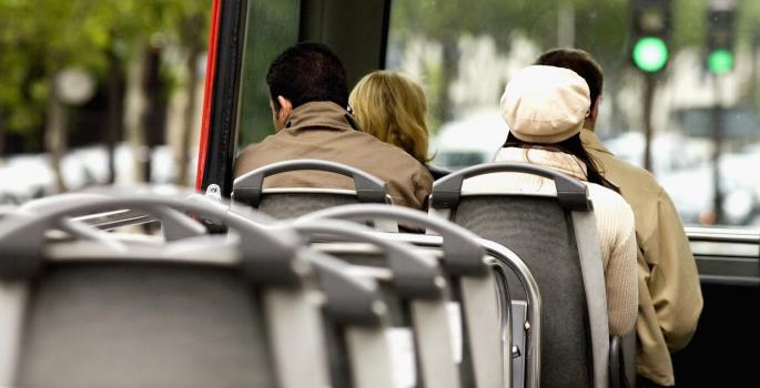 Gurao je TEŽAK ŽUTI DŽAK u AUTOBUS, a ljudi su mu se SMEJALI: Ono što ...