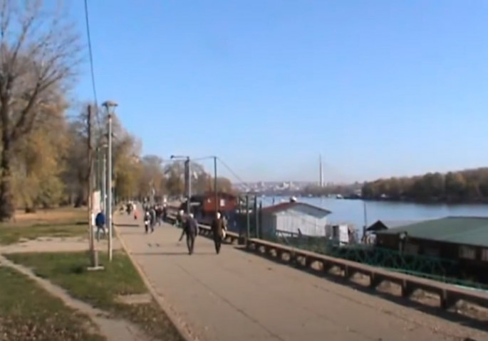 (VIDEO) IZBEGNUTA TRAGEDIJA NA SAVSKOM KEJU: Čulo se PUCANJE ...