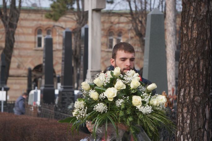 U RUKAMA NOSIO BELE RUŽE: Veljko Ražnatović došao na Novo groblje da ...
