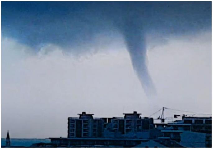 NEZAPAMĆENA PRIRODNA POJAVA U KOMŠILUKU: Posle oluje koja je zahvatila ...