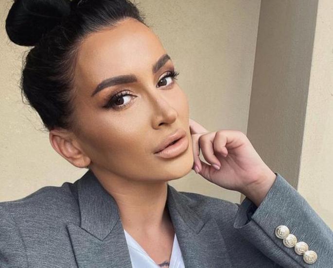 "Loš fotošop, DEBELA SI!" Adreana Čekić POKAZALA OBLINE u kupaćem ...