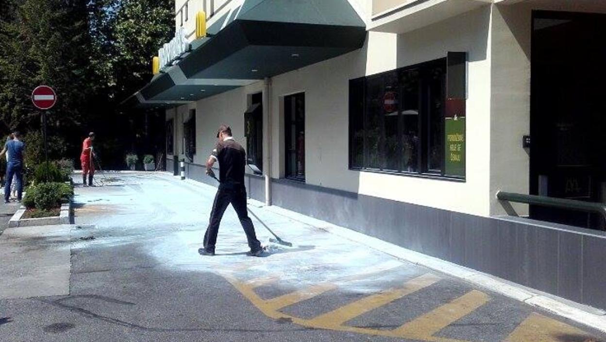 BIVŠI RADNIK NAPRAVIO HAOS NA NOVOM BEOGRADU: Na Mek bačeno SEDAM molotovljevih koktela - Srbija ...