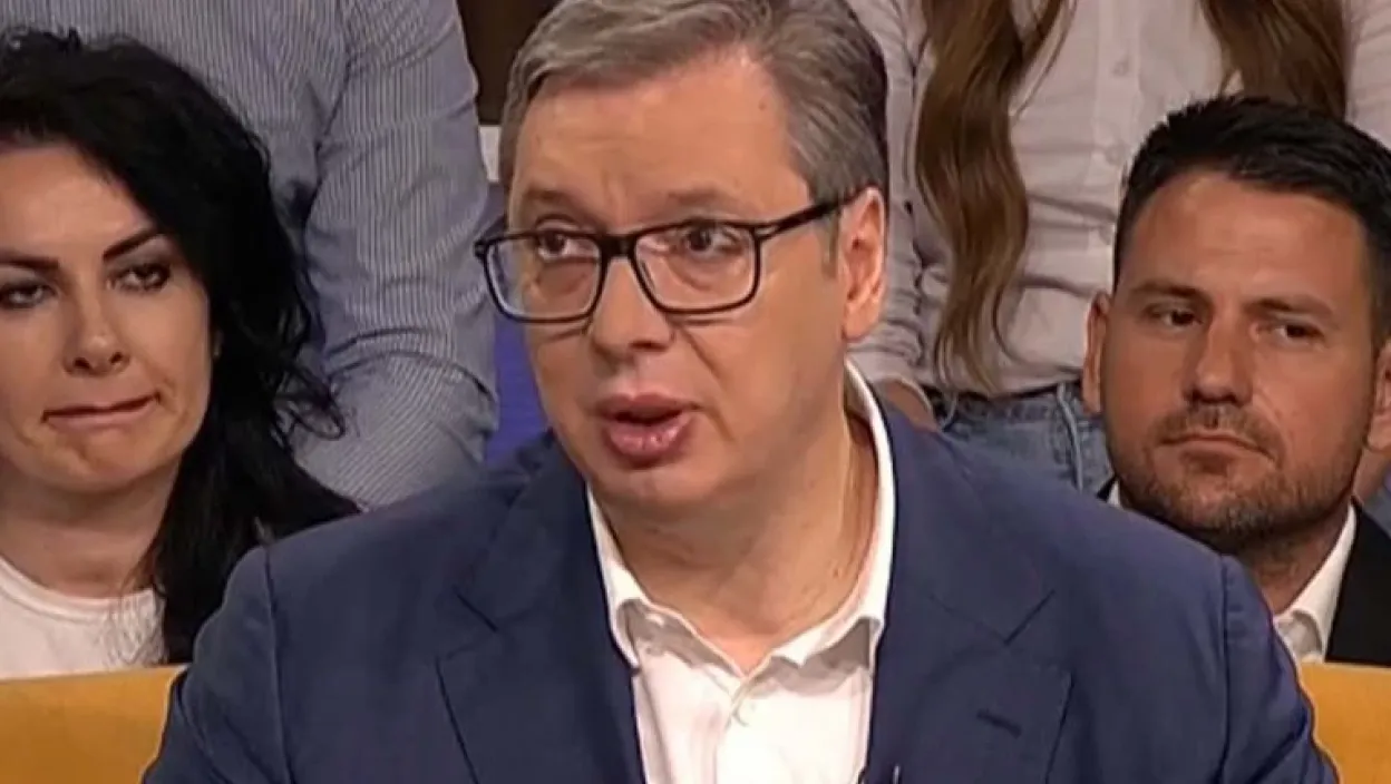 Većini zasmetalo što je Aleksandar Vučić u toku glasanja u UN ogrnuo trobojku - Srbija danas