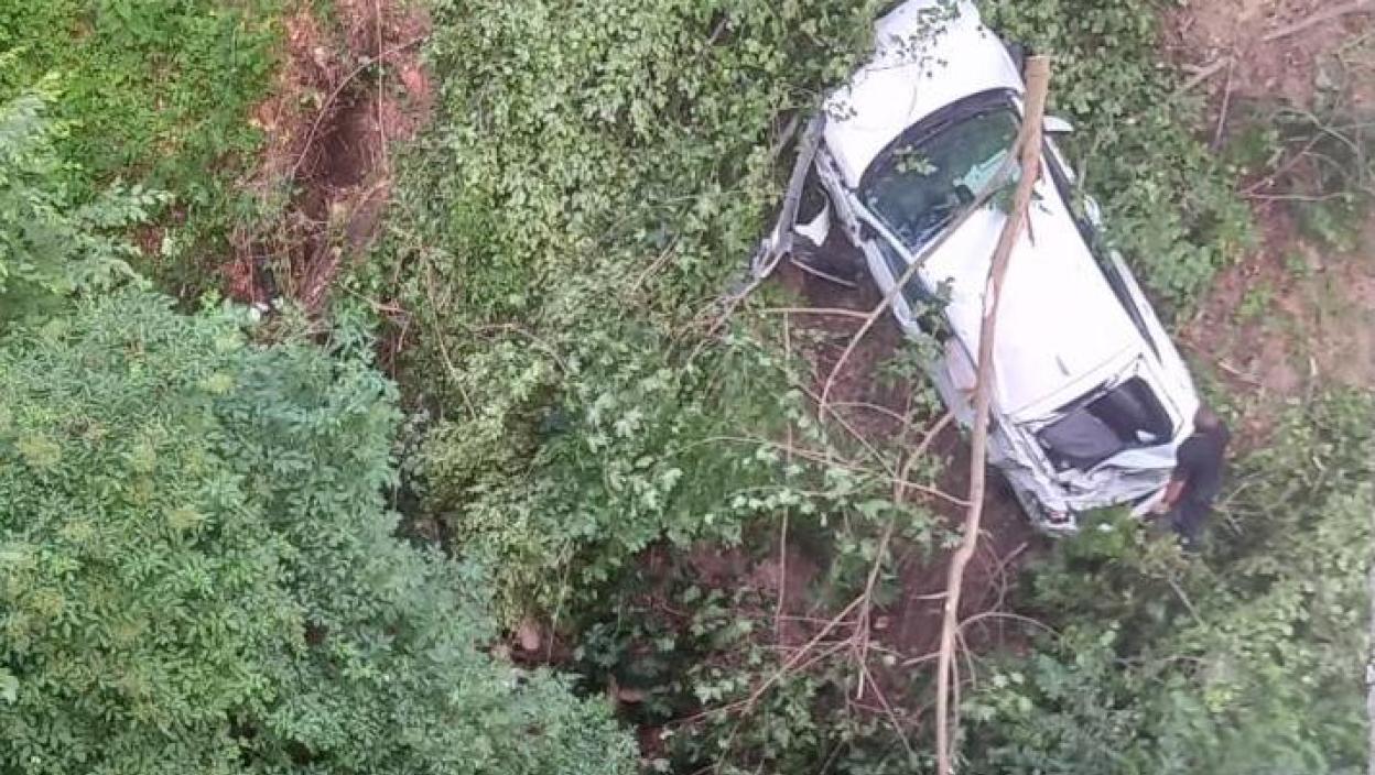 JEZIVE SCENE IZ CRNE GORE! Četvoročlana porodica autom sletela u PROVALIJU DUBOKU 30 METARA ...