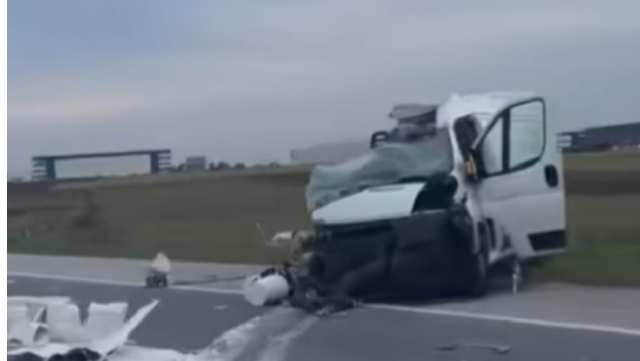 Uznemirujući snimci: Kamion zgnječio kombi kao limenku na auto-putu Beograd-Novi Sad (VIDEO ...