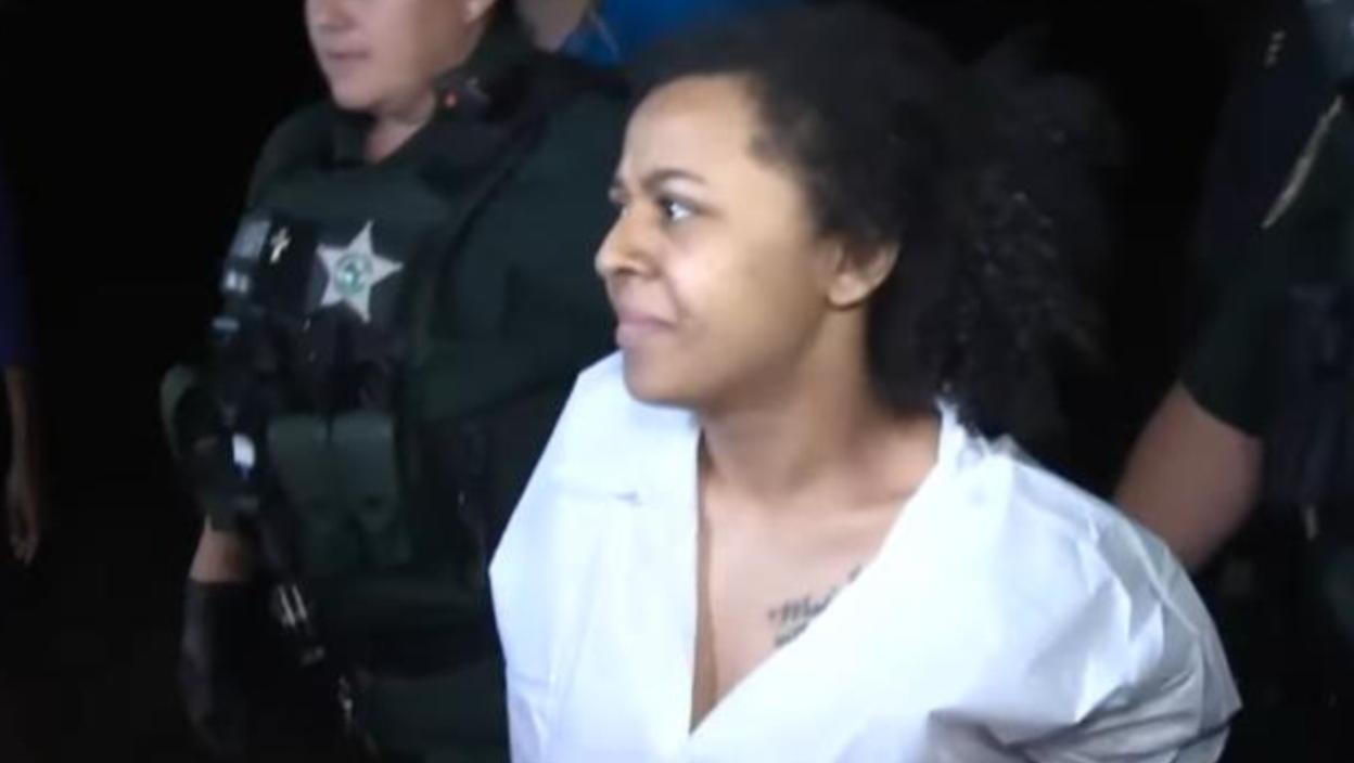 Jeziva tragedija - Majka osumnjičena da je udavila ćerku u kadi, napala policajce, pa čekićem ...