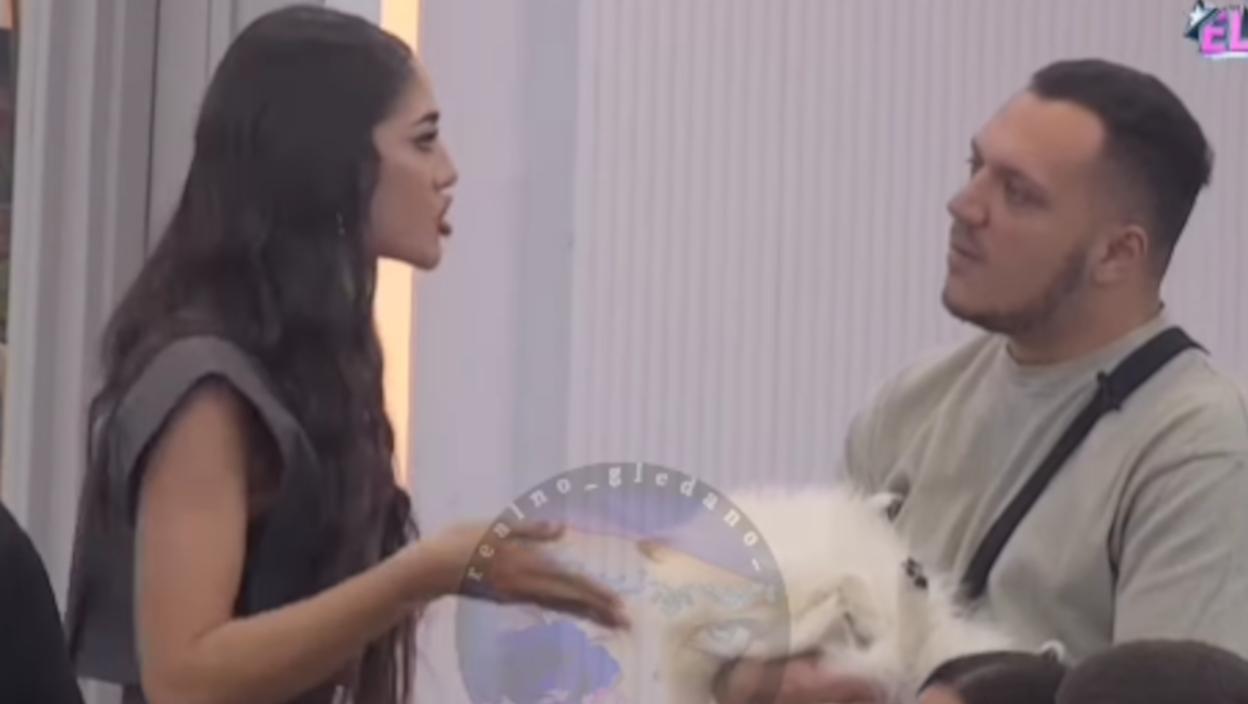 Anđela urla iz petnih žila na Gastoza, ponizila ga pred svima - On pokorno stoji, dok ona besni ...