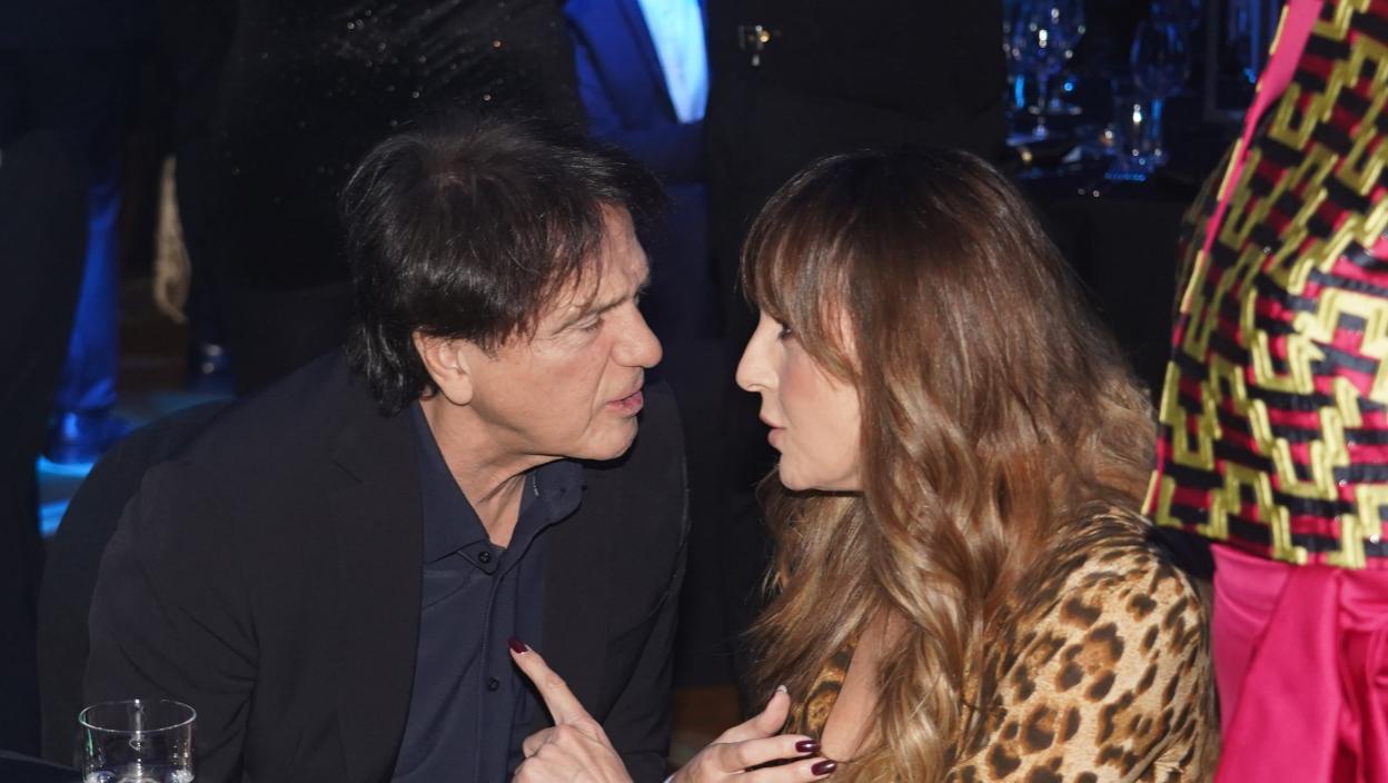 Zdravko Čolić ljubi i grli mladu pevačicu Aleksandru Radović - Kolege ...