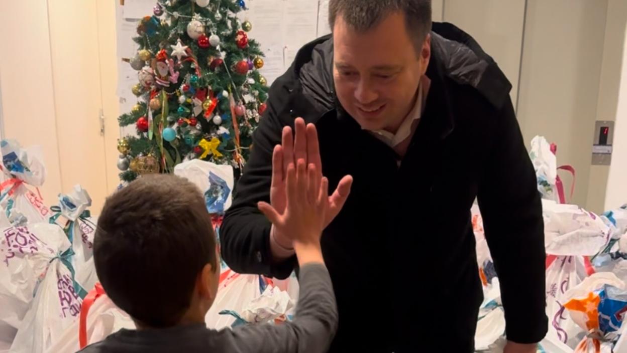 Marko Popadić uručio novogodišnje poklone mališanima u Prihvatilištu za ...