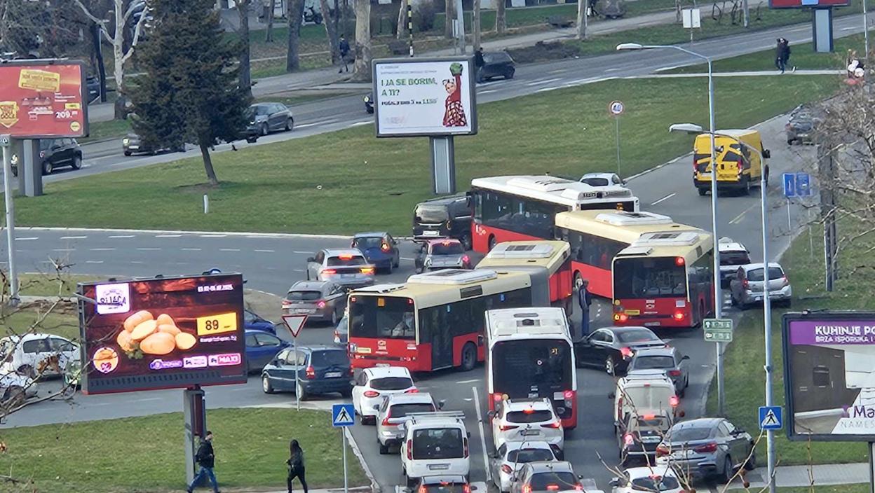 (FOTO) Veliki lančani sudar na Novom Beogradu: Potpuni kolaps na kružnom toku, autobusi ...