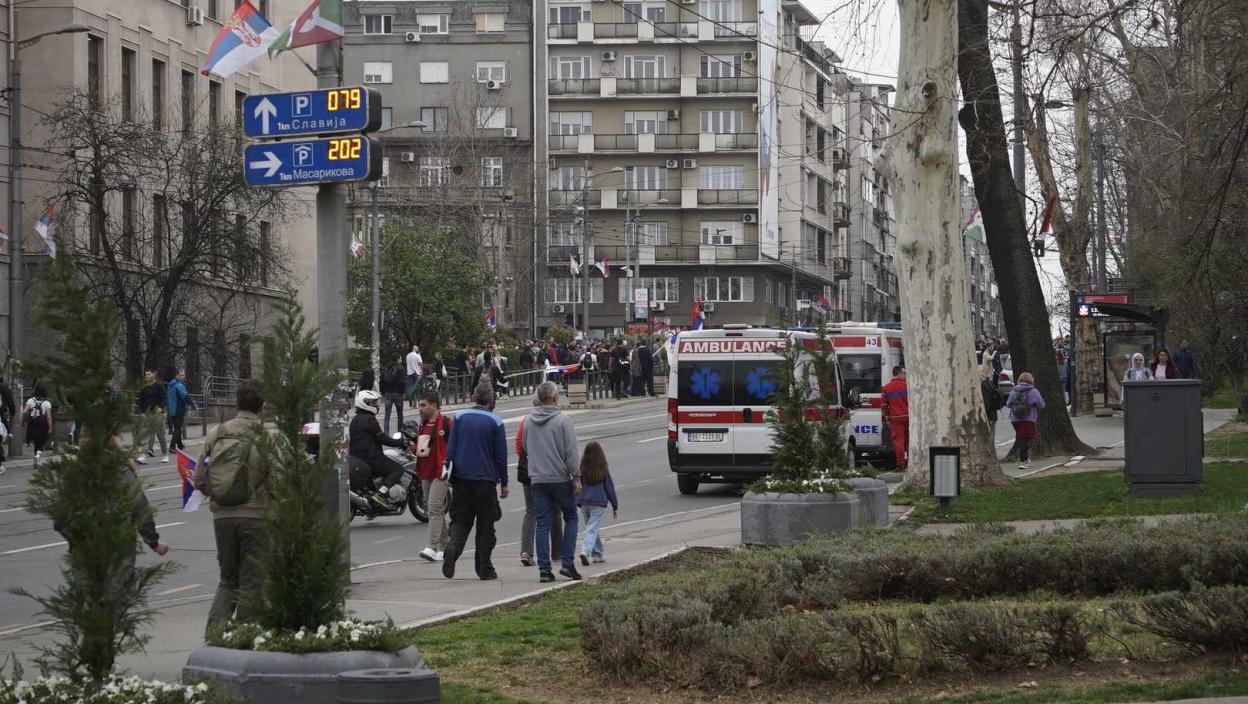 Odjekuju sirene u Beogradu: Desetoro ljudi hitno prevezeno u Urgentni - atmosfera kod Pionirskog ...