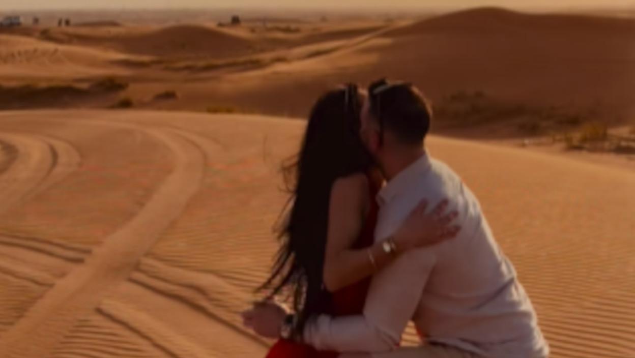 Pevač zaprosio devojku usred pustinje, prizor nestvaran: Pogledajte kako ju je iznenadio (VIDEO ...