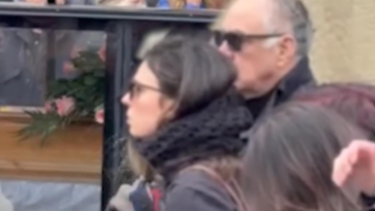 Muk na groblju, krenula tužna povorka: Sestru pokojne Aleksandre Goncić pridržavali - neopisiva ...