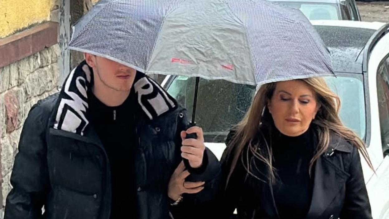 Niko ga nije očekivao, a pojavio se: Poznati pevač se pojavio i pružio podršku neutešnoj Viki ...