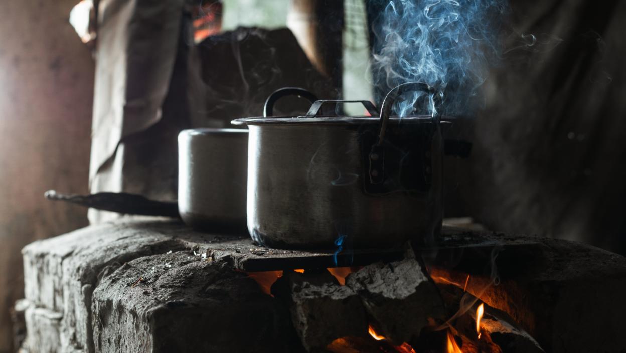 Ovako očistite ploču i plotne ŠPORETA NA DRVA - Potrebna su samo 2 sastojka koji se već nalaze u ...