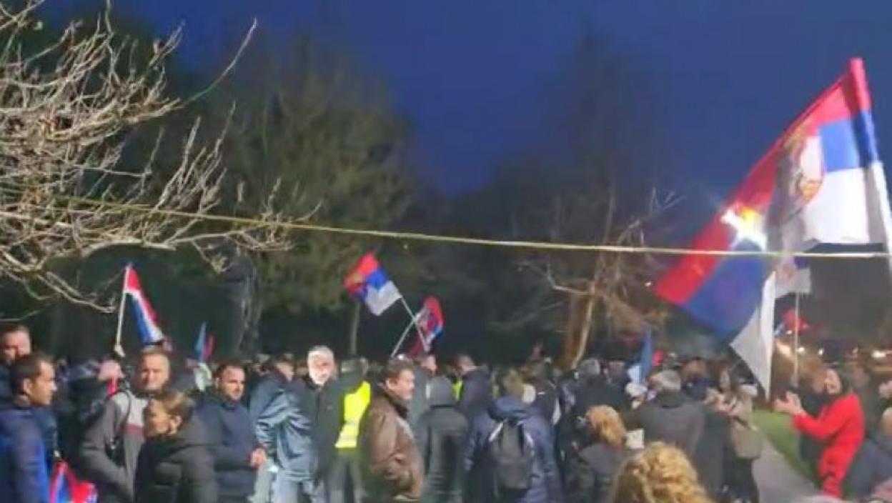 Studenti iz Novog Sada koji peške idu na veliki skup u Beogradu stigli u Inđiju (FOTO/VIDEO ...