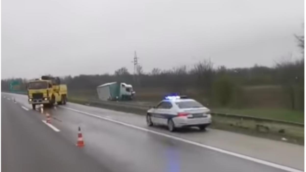 Kamion probio bankinu, pa sleteo sa puta: Saobraćajna nesreća na auto-putu kod Svilajnca ...