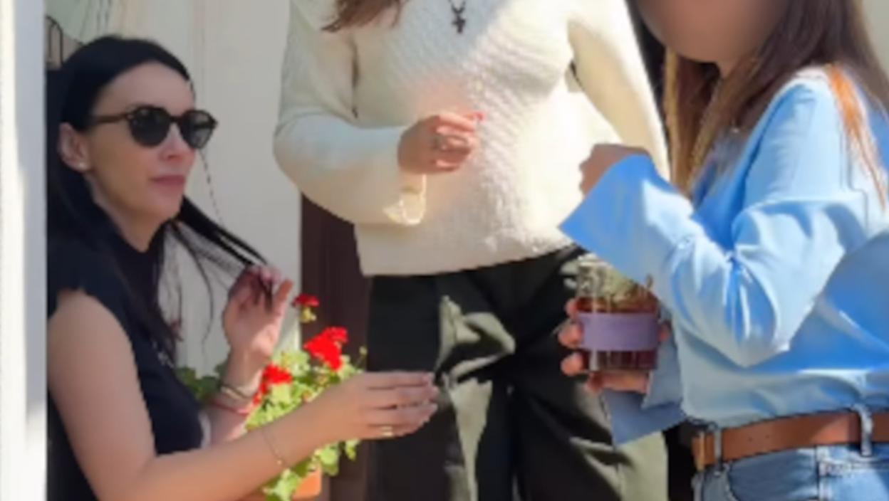 Sloboda Mićalović nazdravlja rakijom i ne skida osmeh s lica: Evo kako glumica slavi Uskrs sa ...