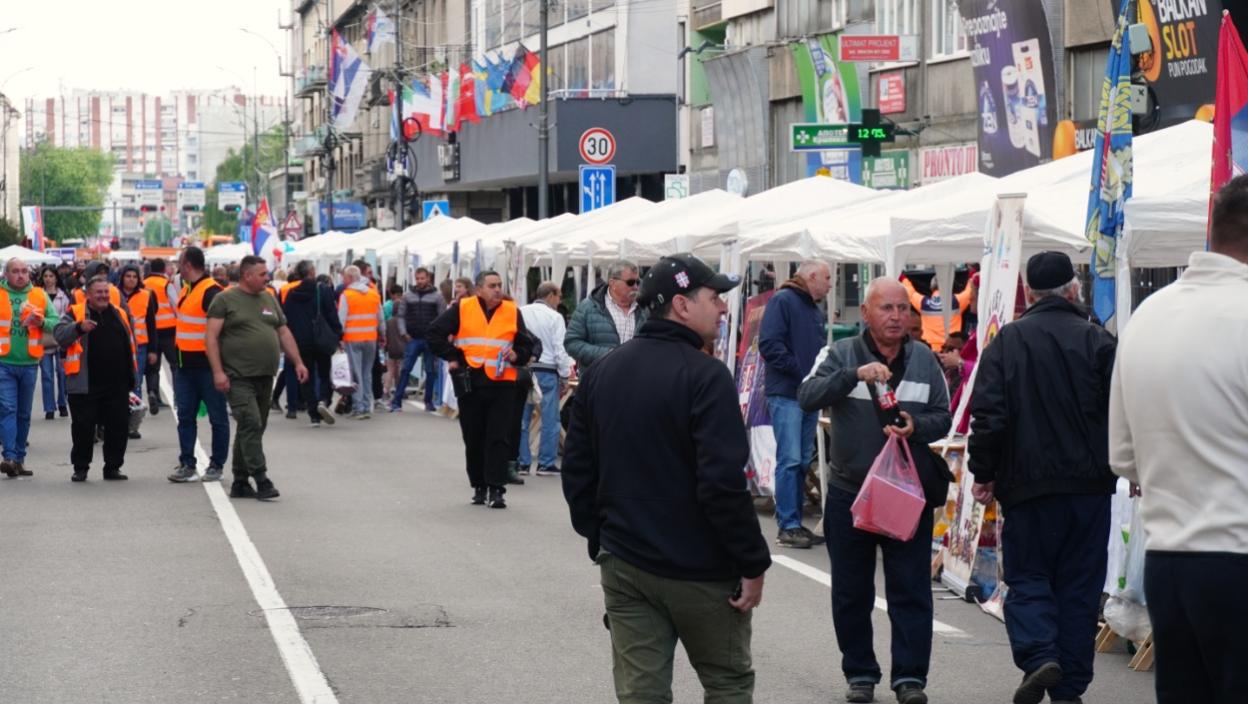 Sve je spremno za današnji centralni skup u Nišu: Građani se već okupljaju, postavljeni štandovi ...