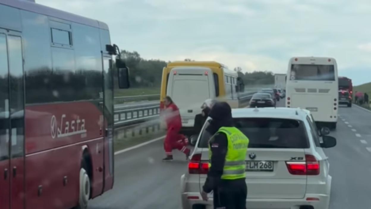 Teška saobraćajna nesreća kod Ćićevca: Ogromne gužve stvaraju se na ovoj deonici - hitna pomoć ...