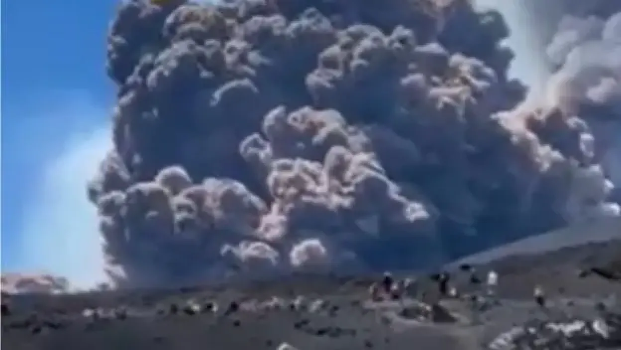 Turisti u šoku, bežali pred oblakom pepela: Zabeleženi dramatični snimci erupcije vulkana Etna ...