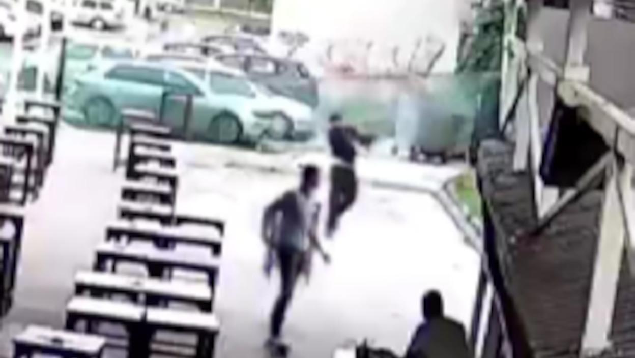 (VIDEO) Pucnjava ispred kafića u BiH: Nadzorne kamere zabeležile dramatičan trenutak- Muškarac ...