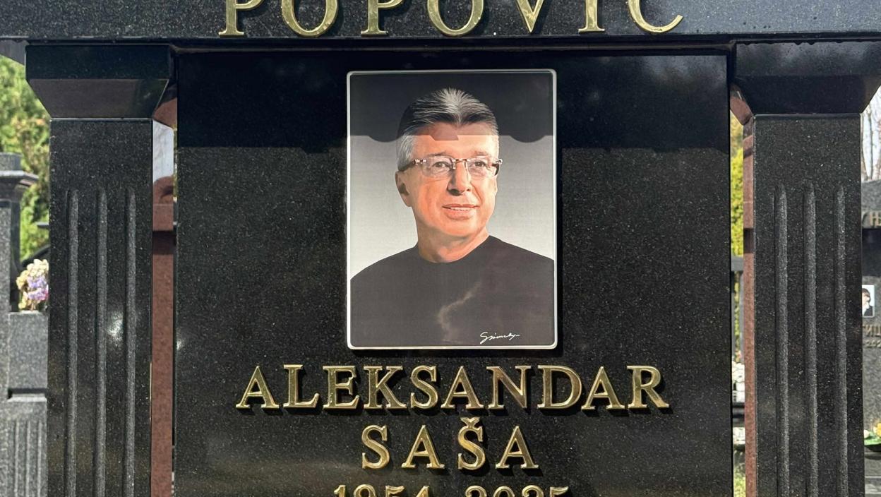 Porodica i kolege nisu stigli, ali ONA je na grob Saše Popovića ...