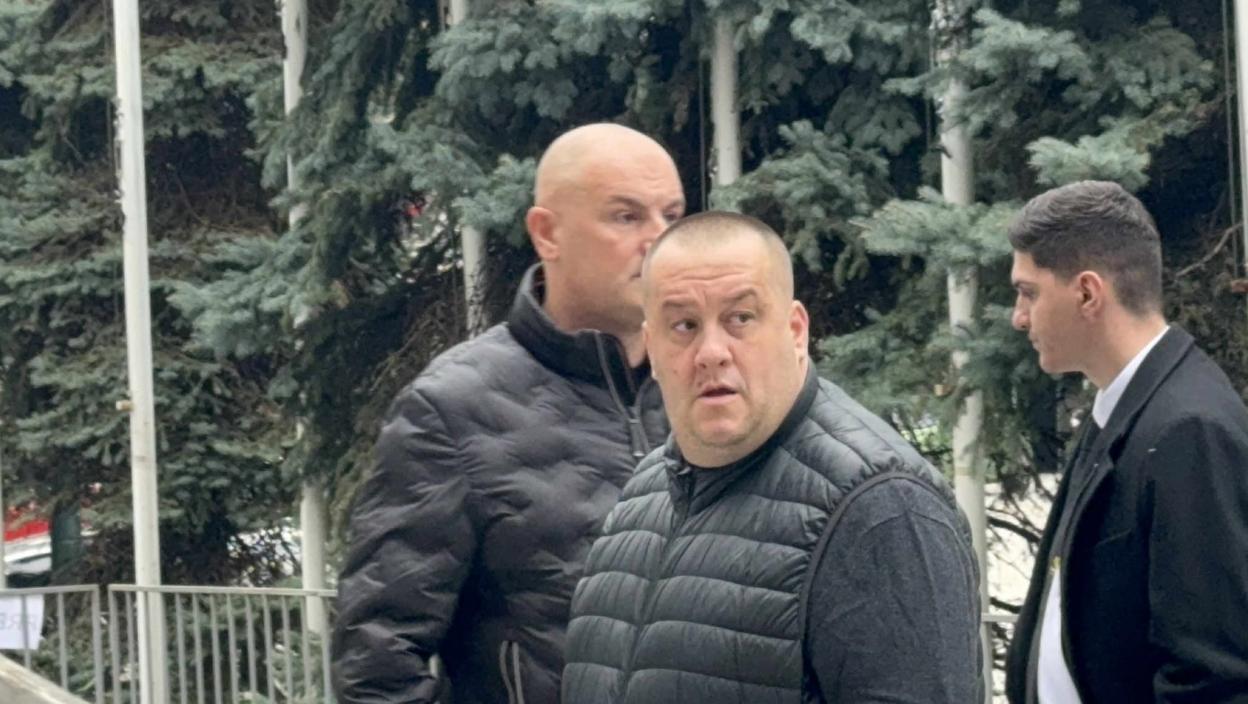 Počela dženaza Halidu Bešliću: Porodica i prijatelji pristigli da se ...