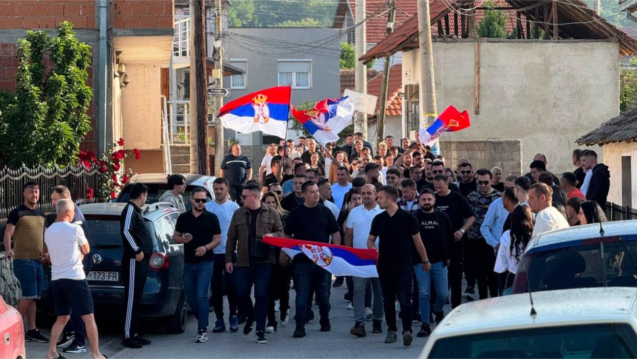 VIJORI SE SRPSKA TROBOJKA Srbi u koloni krenuli na glasanje, u rukama ...