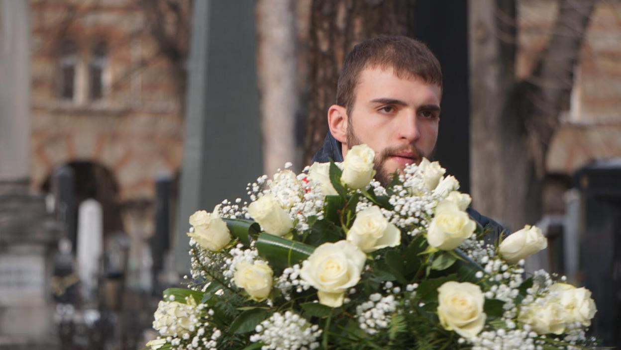 U RUKAMA NOSIO BELE RUŽE: Veljko Ražnatović došao na Novo groblje da ...