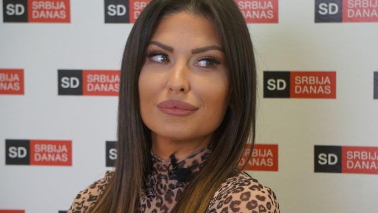 Мислила је да камере НЕ СНИМАЈУ - Ана Радуловић ухваћена НЕСПРЕМНА, ево ...