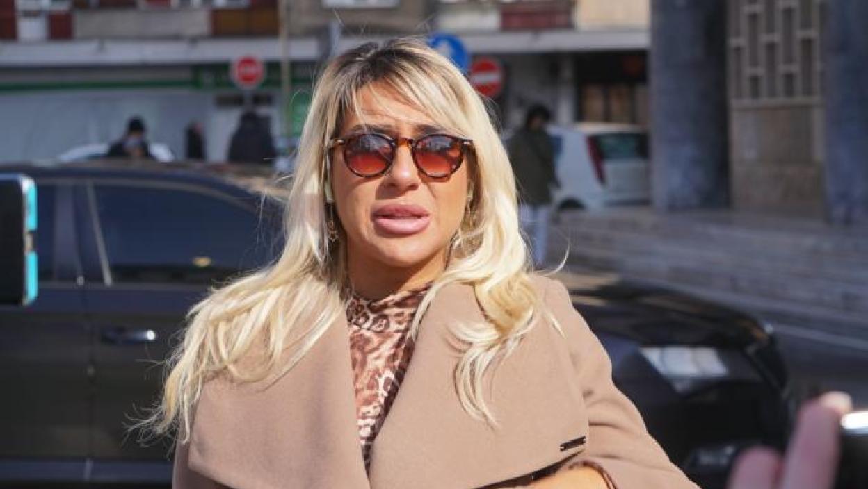 Belo odelo pripijeno uz telo i dijamant na ruci: Jovana Jeremić ...