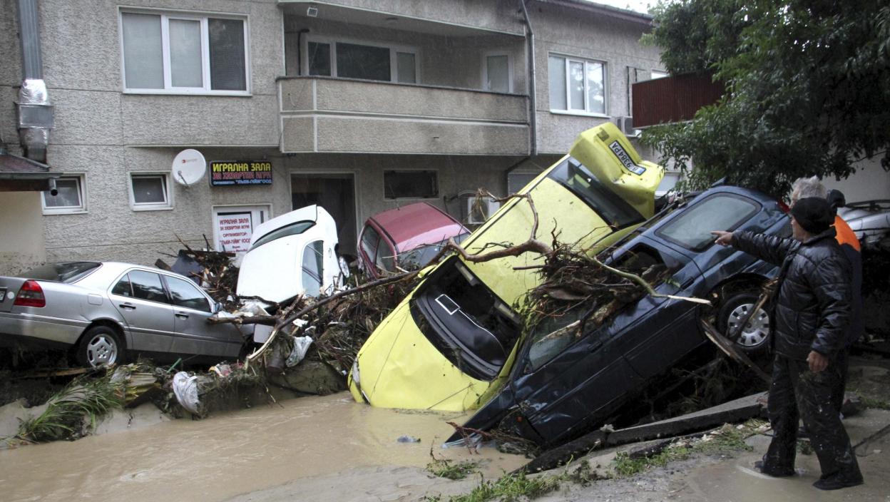 UZNEMIRAVAJUĆE SLIKE: Poplava odnela 14 života! (VIDEO i FOTO) - Srbija ...