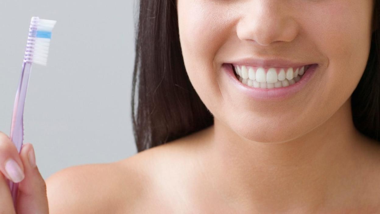 NEKA TVOJ OSMEH ZABLISTA - Namaži zube OVOM smesom i KARIJES će odmah ...