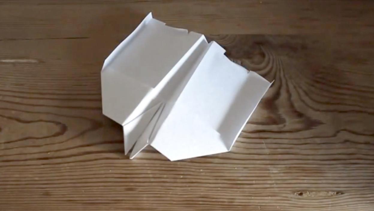 СЕНЗАЦИЈА: Ево како да направите авион од папира који лети ЗАУВЕК (ВИДЕО)