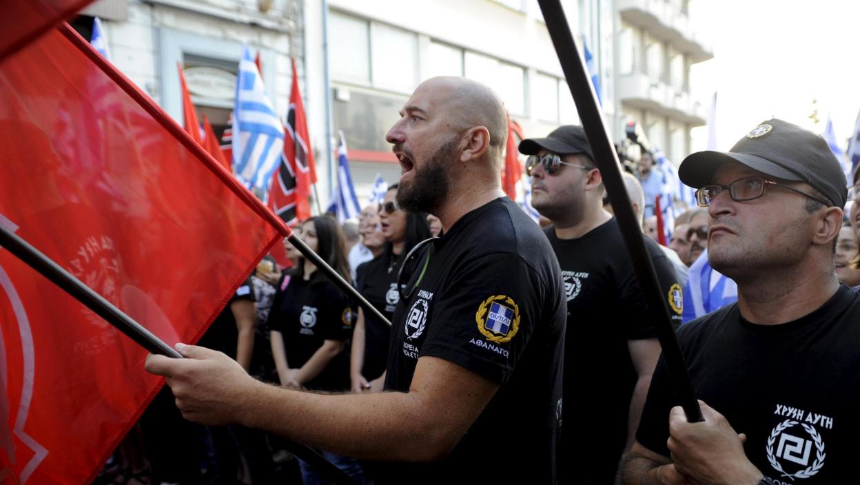 NEREDI U CENTRU ATINE: Anarhisti gađali policajce molotovljevih ...