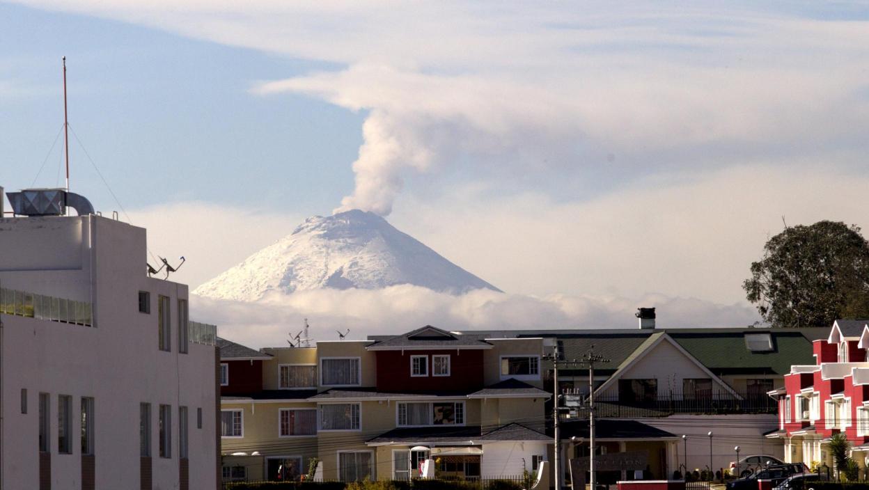 UGROŽENA GUSTO NASELJENA PODRUČJA: Najopasniji vulkan na svetu izbacio ...