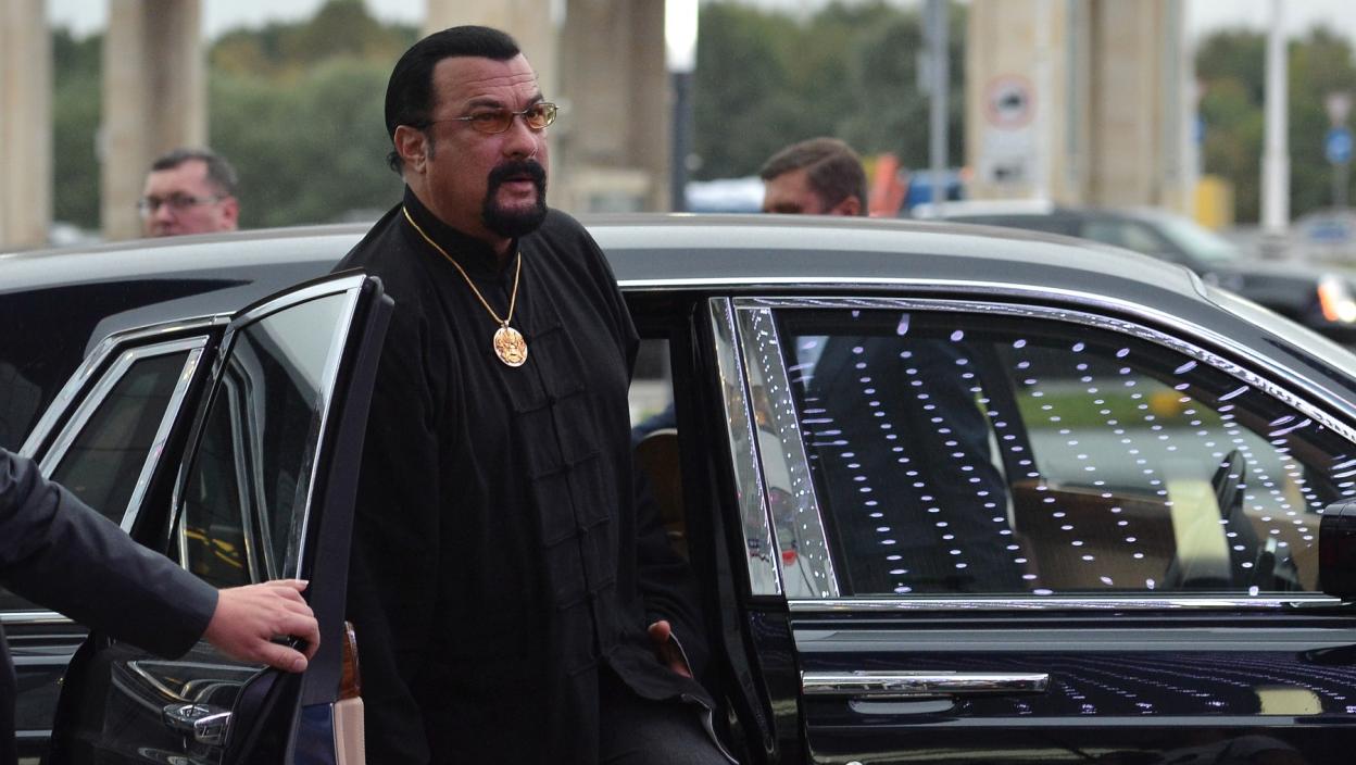 PROSLAVIO SRPSKU NOVU: Pogledajte sa kim je Stiven Sigal lumpovao u ...