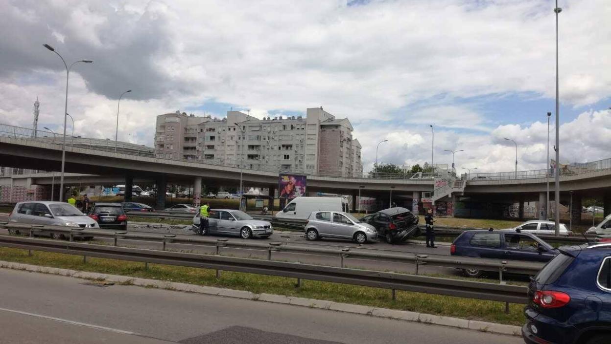 Veliki LANČANI SUDAR na autoputu kod Arene: Učestvovalo šest vozila ...