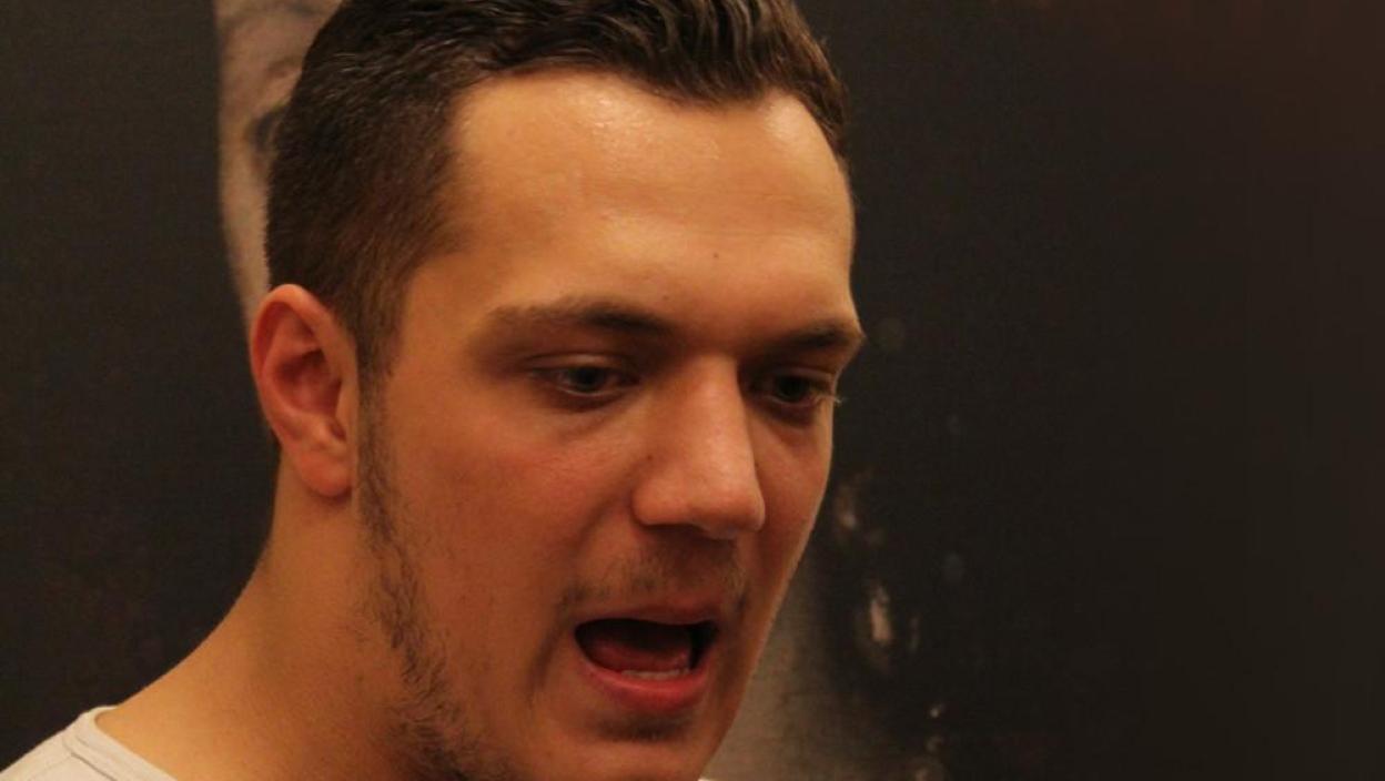 GASTOZ NA LEKOVIMA: Molitva, sklopljene ruke, a na njegovom stolu... UF ...