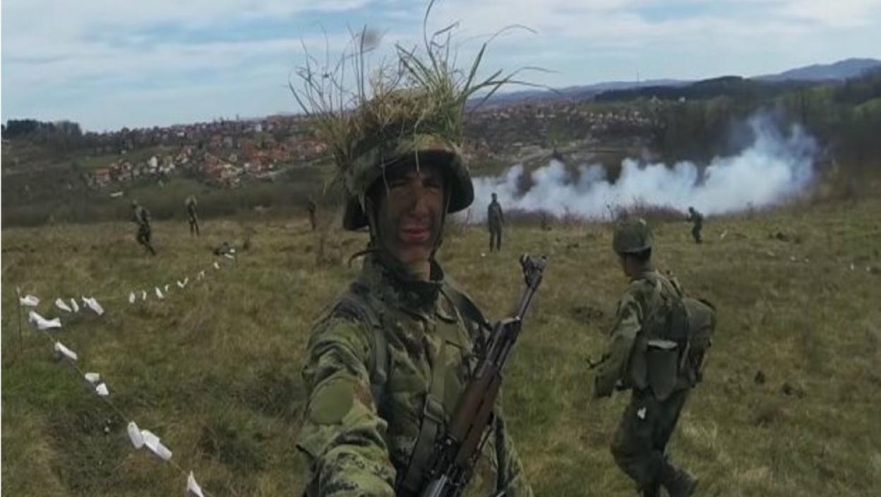 LAZAR SE PRIJAVIO U VOJSKU I SNIMAO SELFIJE: Napali su ga da nije ...