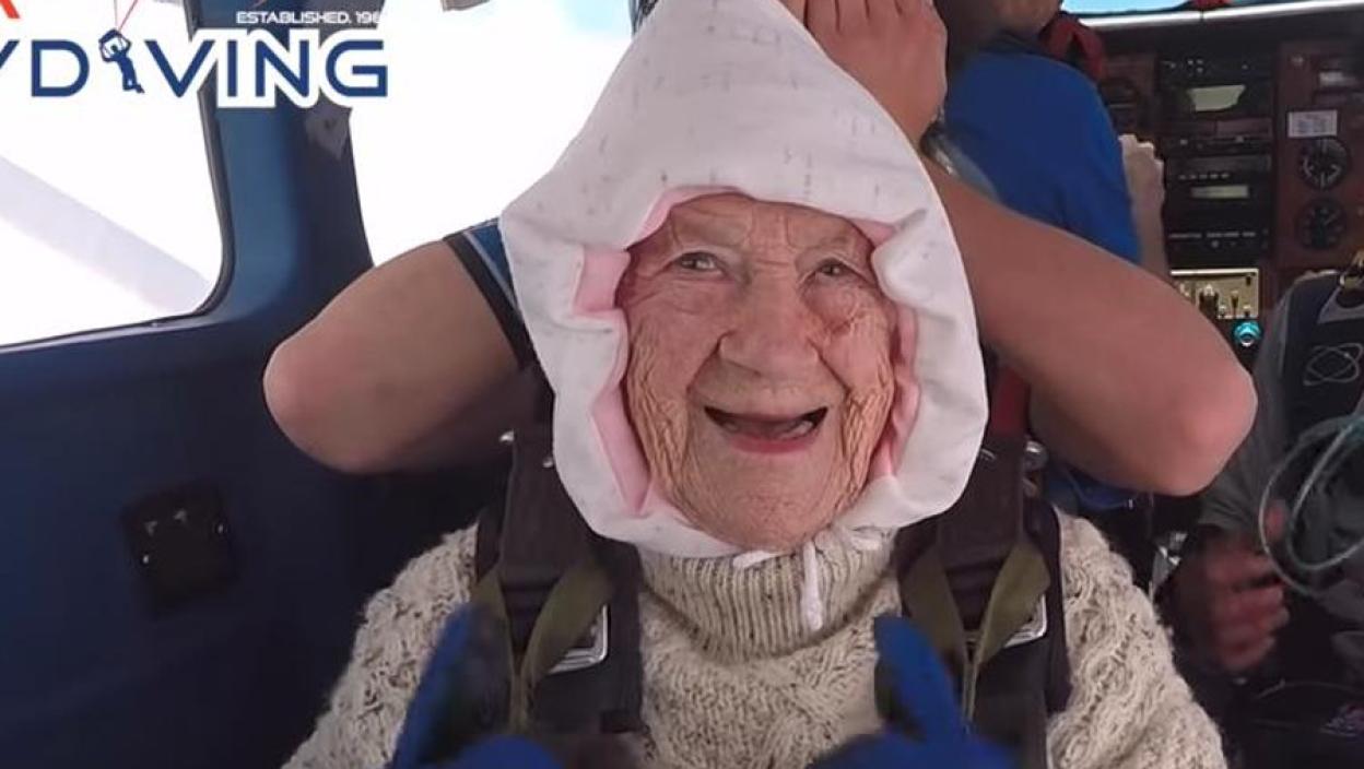 LETI, BABA, LETI! Irena ima 102 godine i najstariji je padobranac na ...