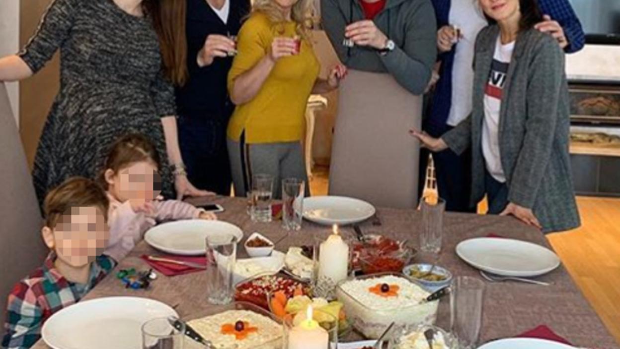 Poznata porodica danas slavi: Nećete znati ko je lepši - SVEKRVA ILI ...