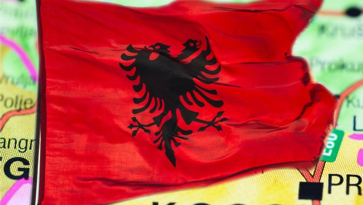 NE PRESTAJU SA PROVOKACIJAMA! Zastava Albanije na školi "Kralj Milutin ...