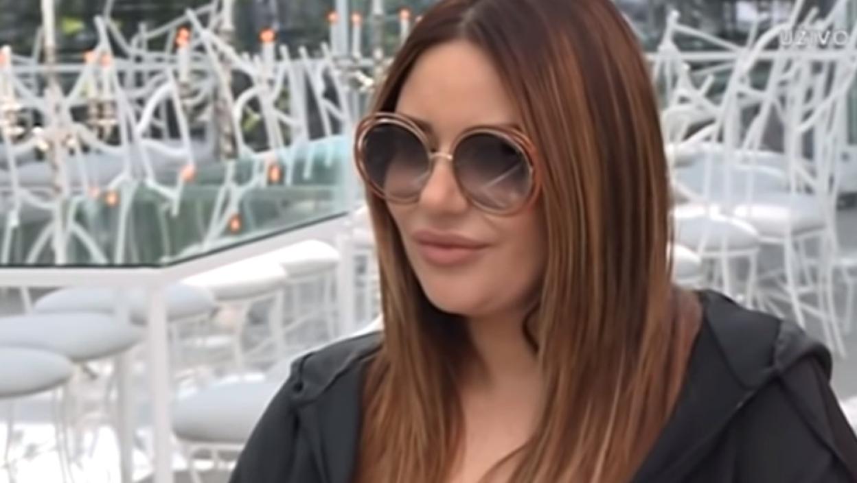 ANA NIKAD IZAZOVNIJA! Gole butine SEVNULE, dok je bila ogrnuta SAMO ...